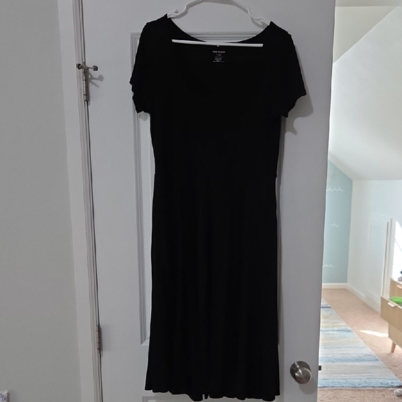 Posh Peanut | Dresses | Posh Peanut Classic Black Midi Dress | Poshmark